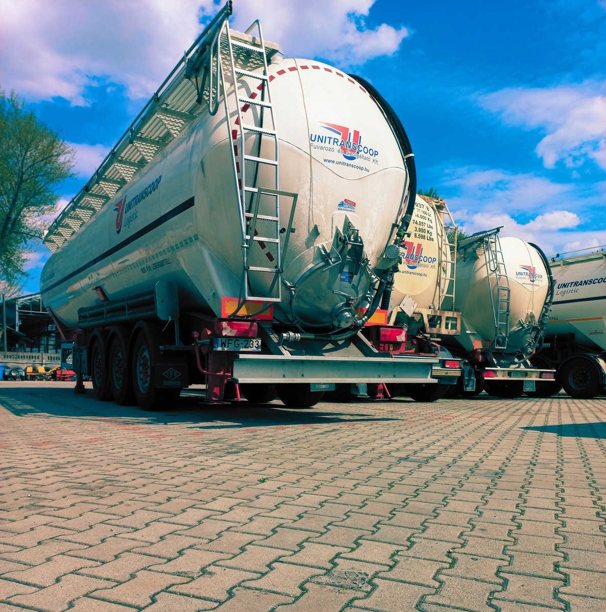 Services - Bulk material transport by high-capacity silo tankers