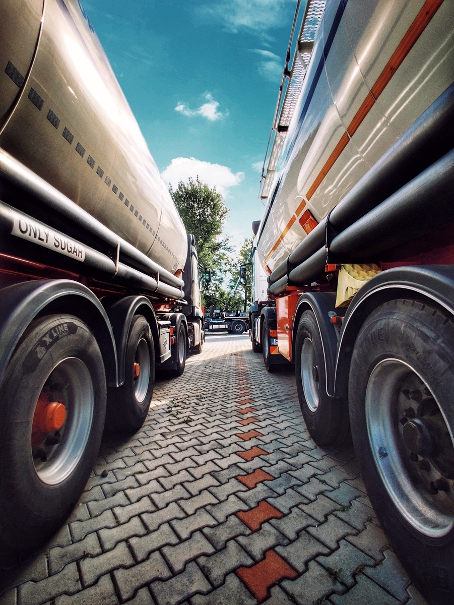 Services - Bulk material transport by high-capacity silo tankers